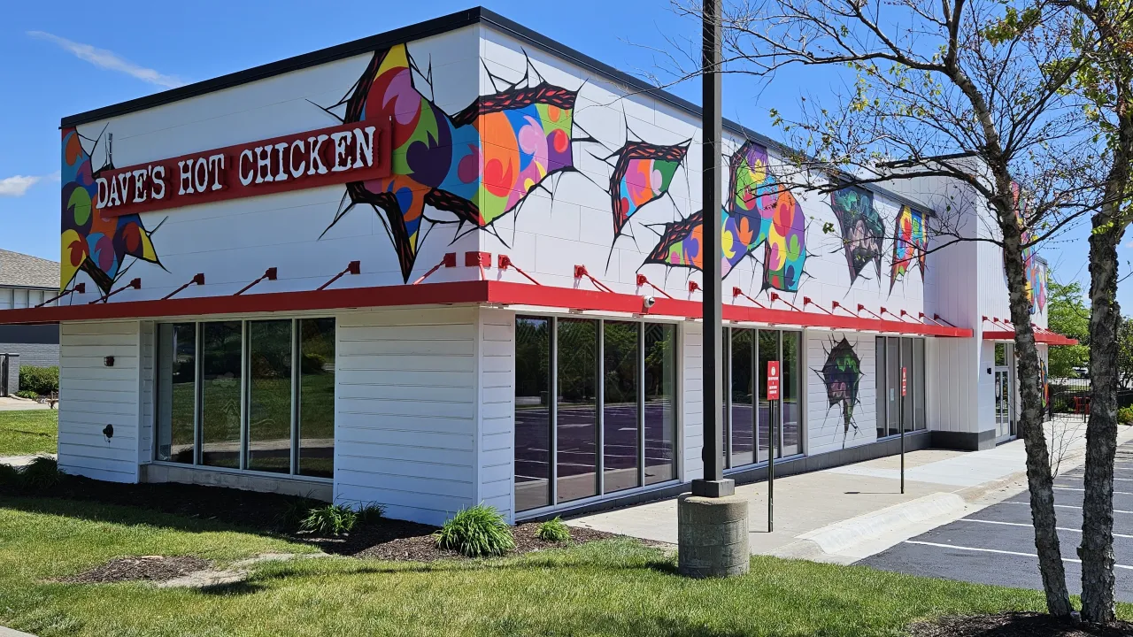 daves-hot-chicken-2615-s-180th-st-omaha-ne-exterior-mural.webp