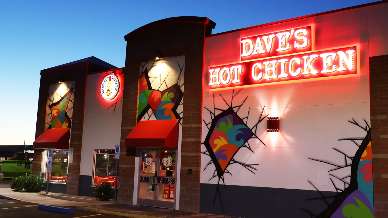 daves-hot-chicken-chandler-blvd-chandler-az-exterior-night.webp